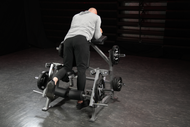 Plate-Loaded Iso-Lateral Kneeling Leg Curl - LifeFitness Canada